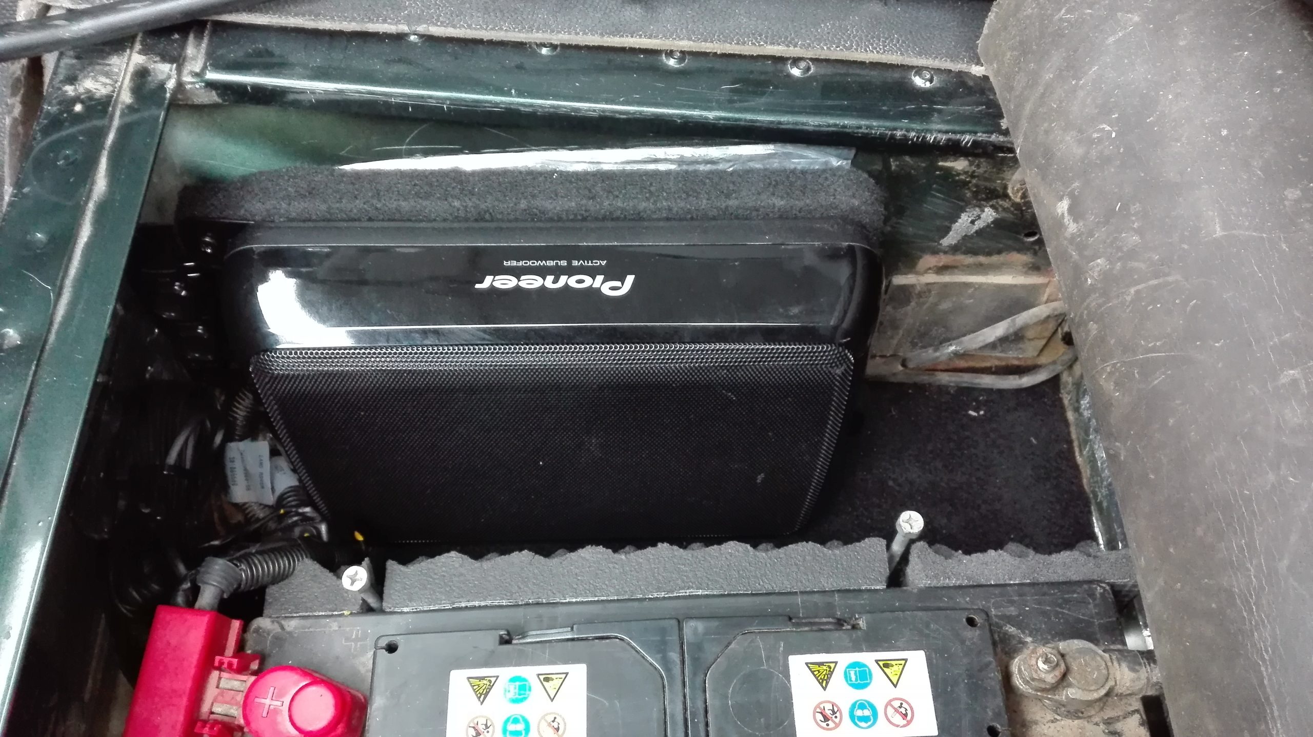 Land Rover Defender – Pioneer Underseat Subwoofer – 2004 | John Kleis Audio