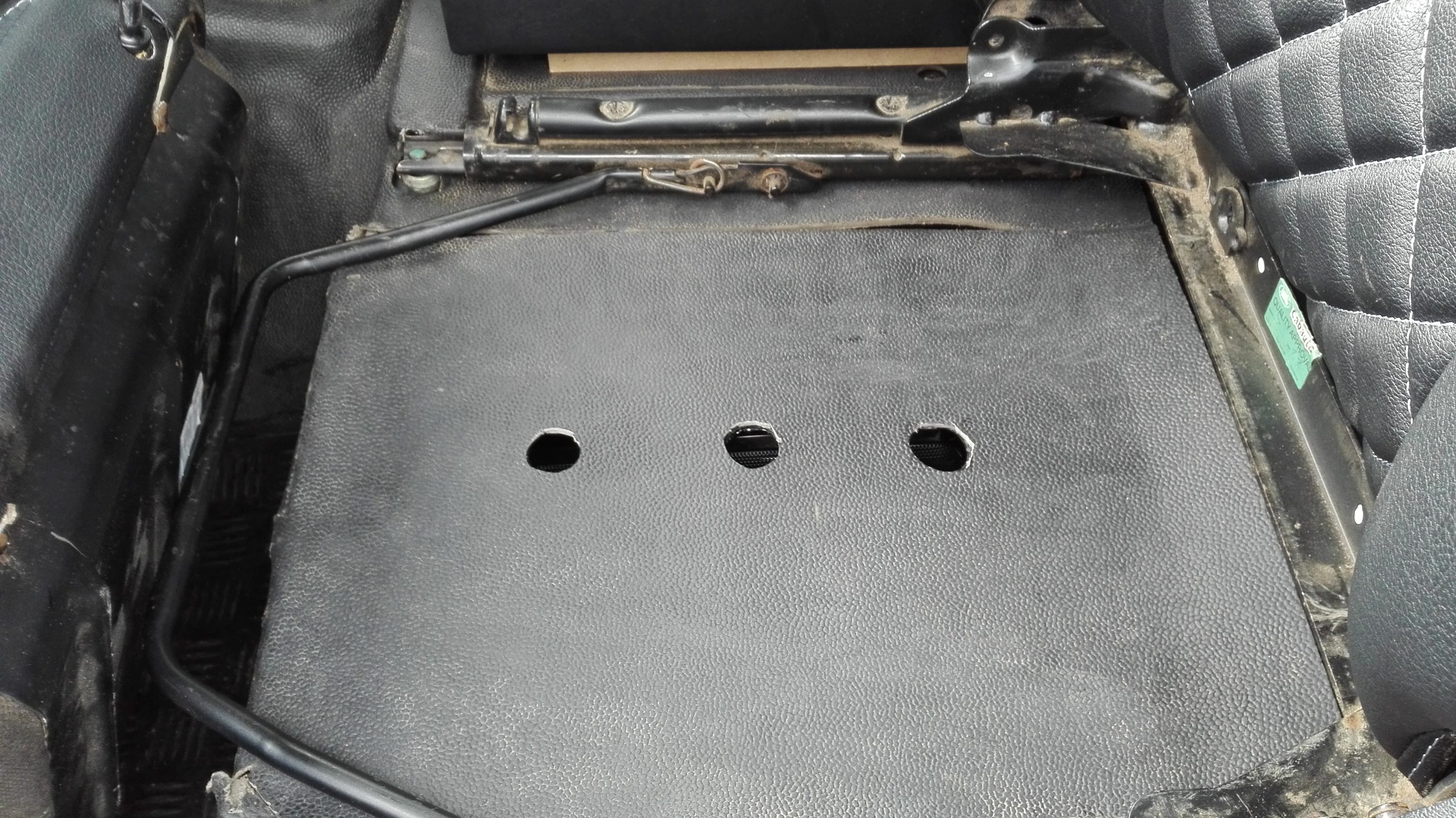 Land Rover Defender – Pioneer Underseat Subwoofer – 2004 | John Kleis Audio